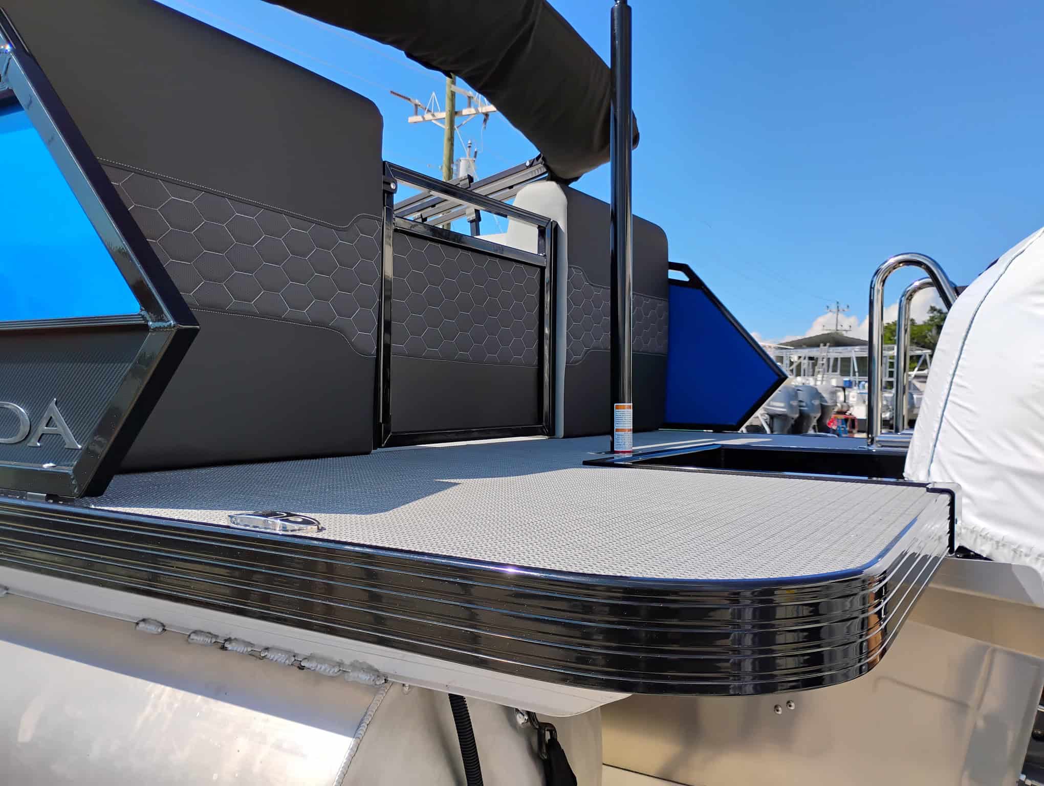 2026 Veranda Luxury Pontoon - Relax 235RC Rear Chaise